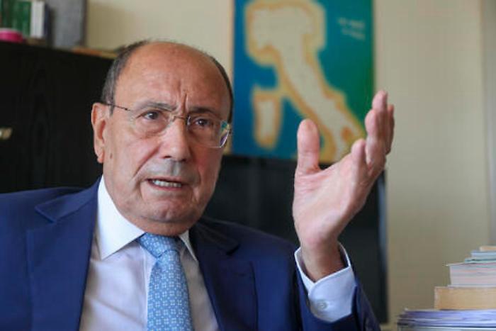 Regione Siciliana, la Giunta SOSPENDE tre DIRIGENTI dopo i fari DELLA ...